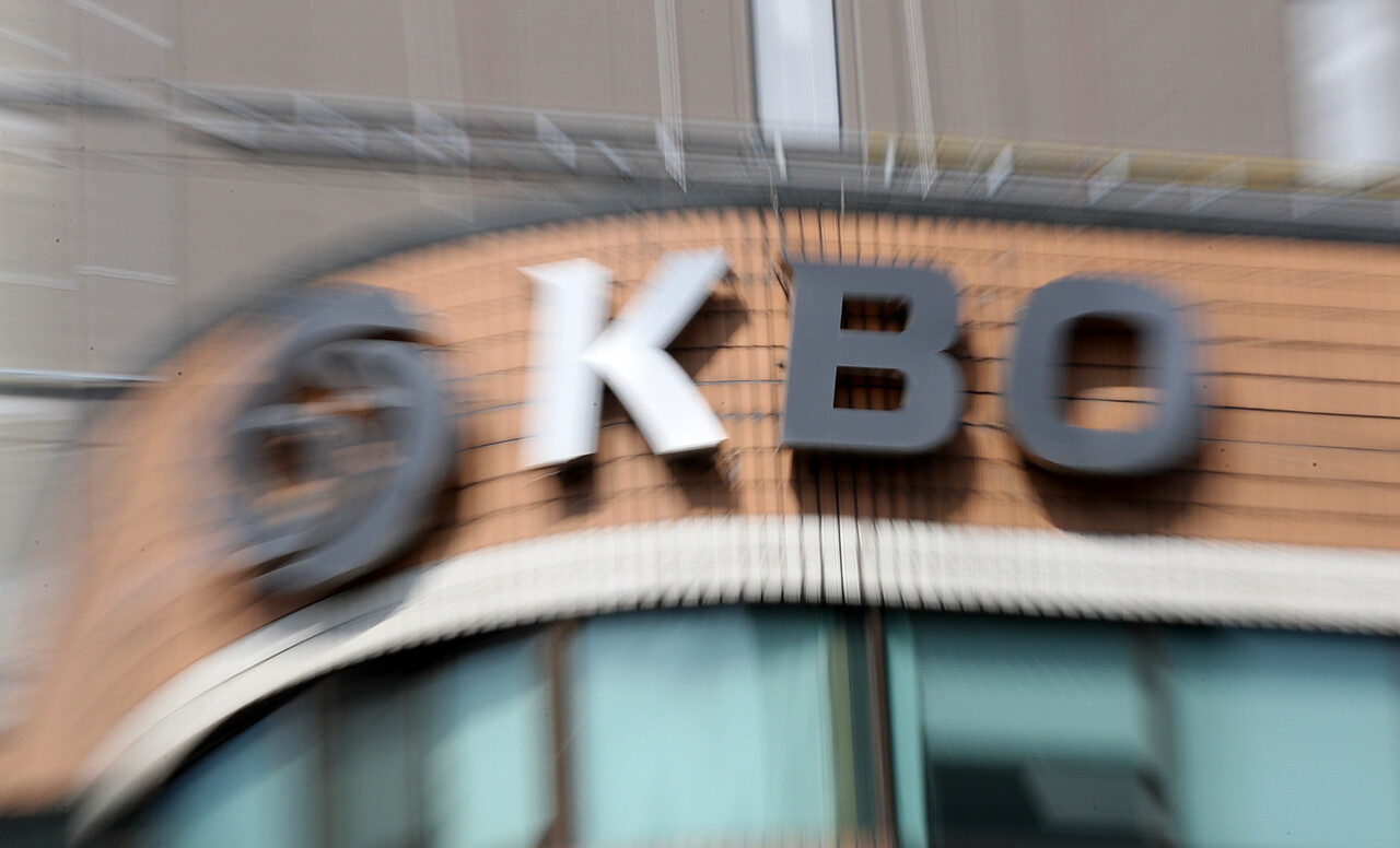 검찰, KBO·KBOP 압수수색…'중계권 뒷돈 혐의'